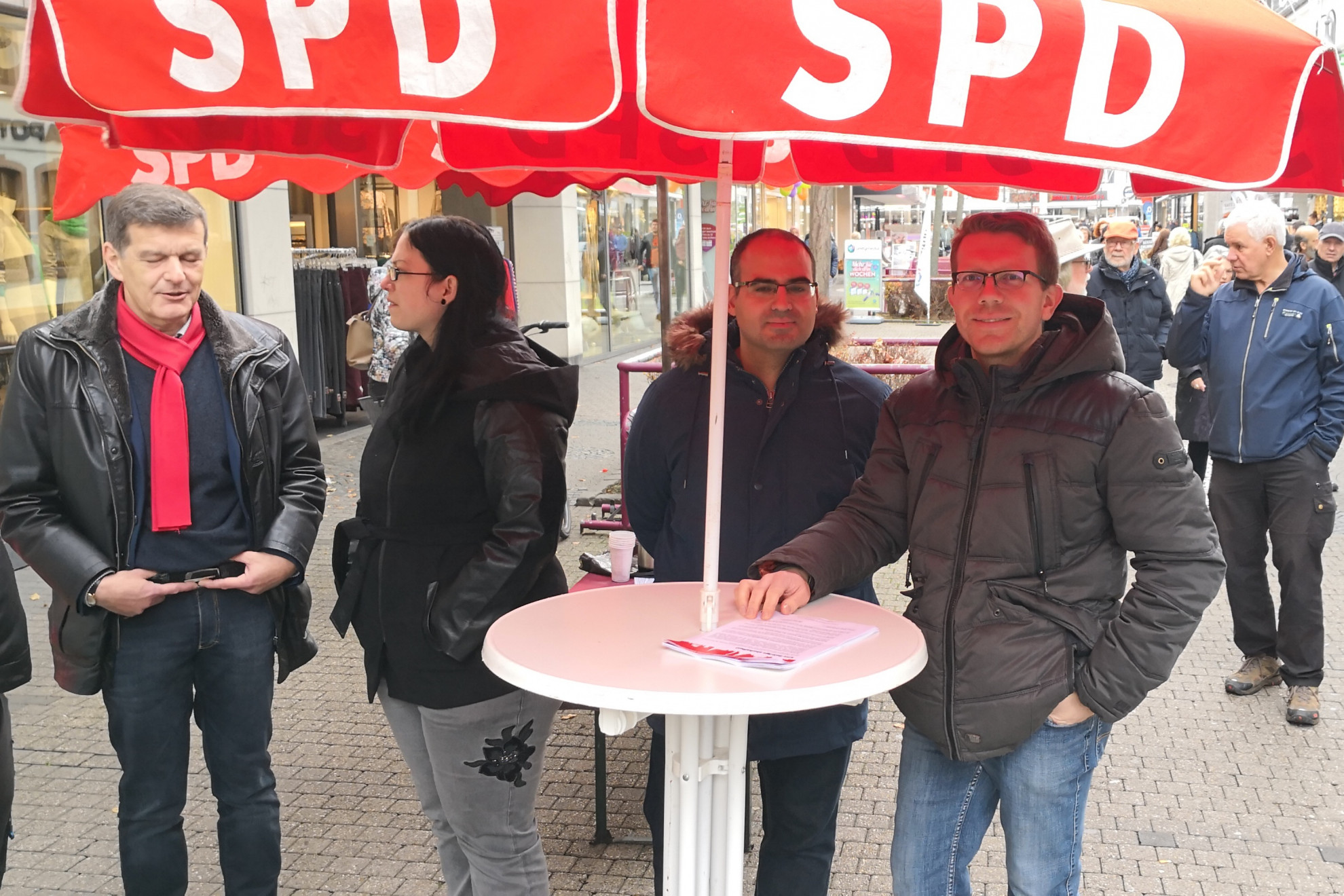 Infostand und Flugblätter: Kita-Beiträge abschaffen! › SPD Euskirchen